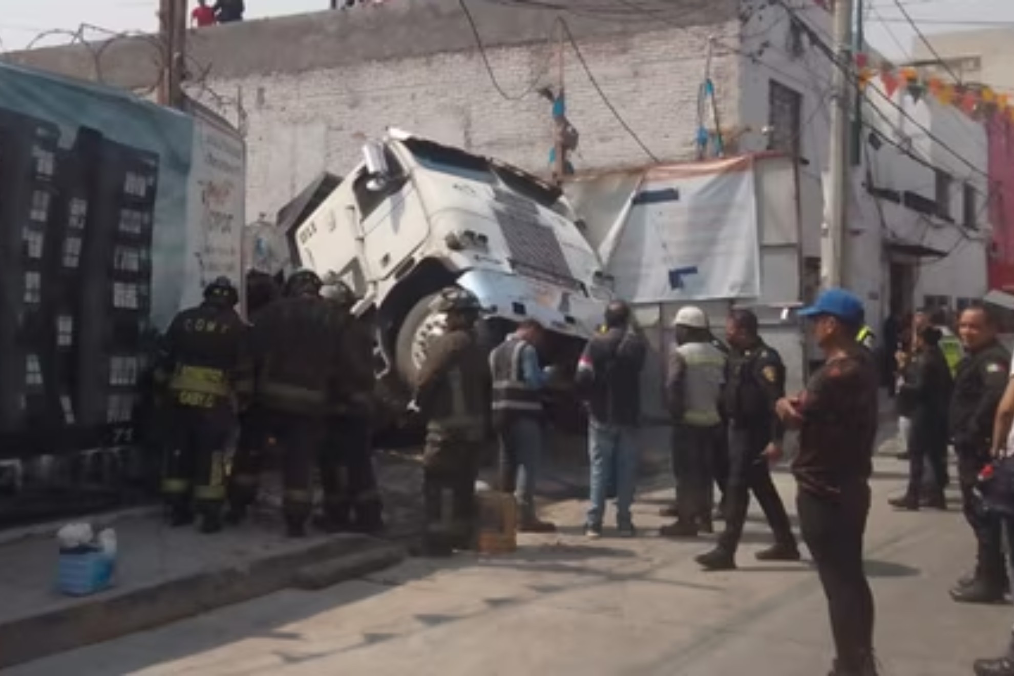 CDMX: Momento en que un camión se derrumba y deja enterrados tres trabajadores; esto es lo más ...