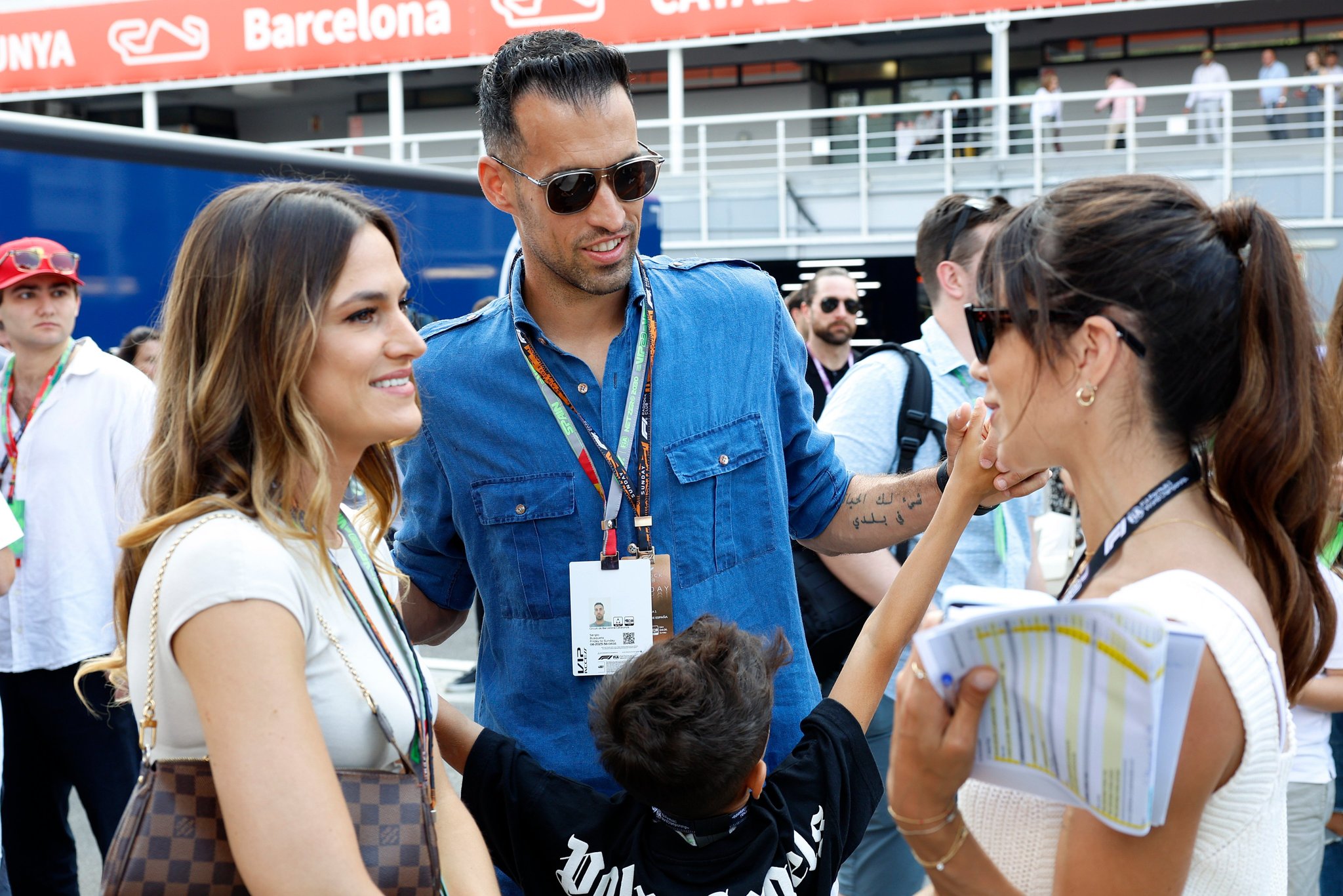 Busquets, en casa viendo el automovilismo. | MARCA.com