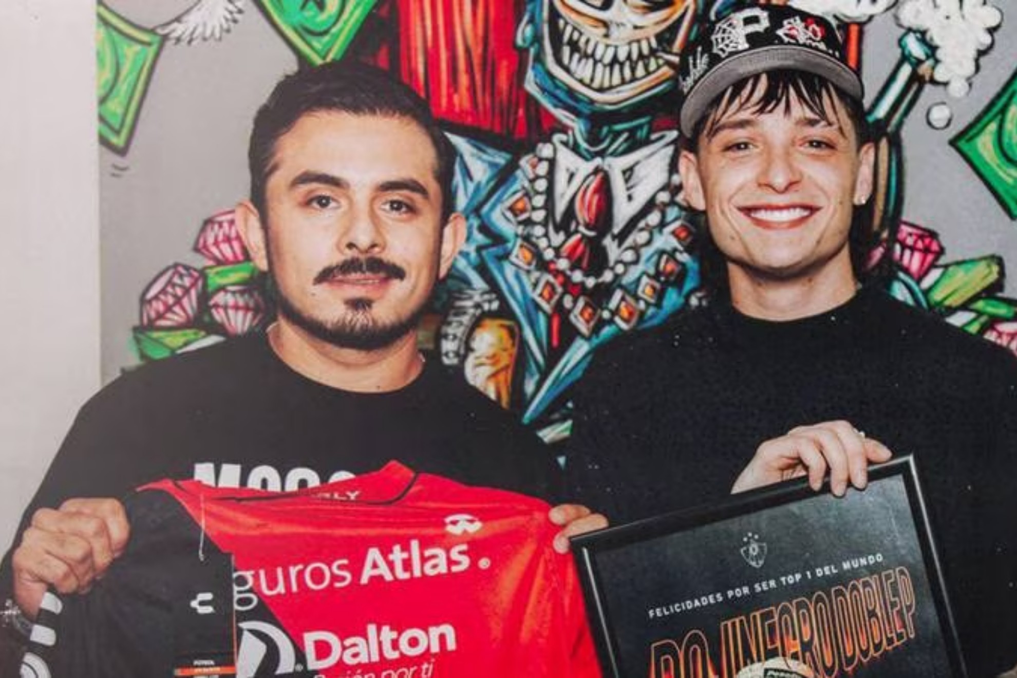 Atlas entrega reconocimiento a Peso Pluma | MARCA México