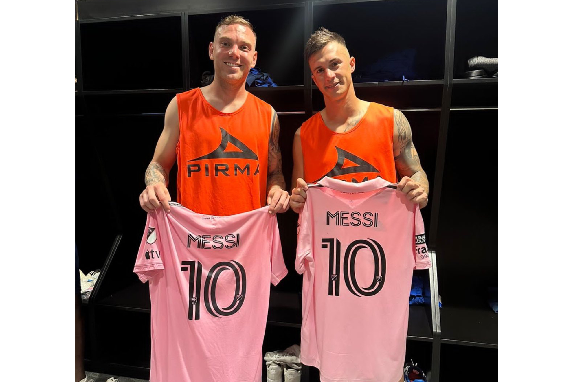 ¿Les habrá dado su camiseta? Messi es interceptado por Rodolfo Rotondi, Augusto Lotti y hasta ...