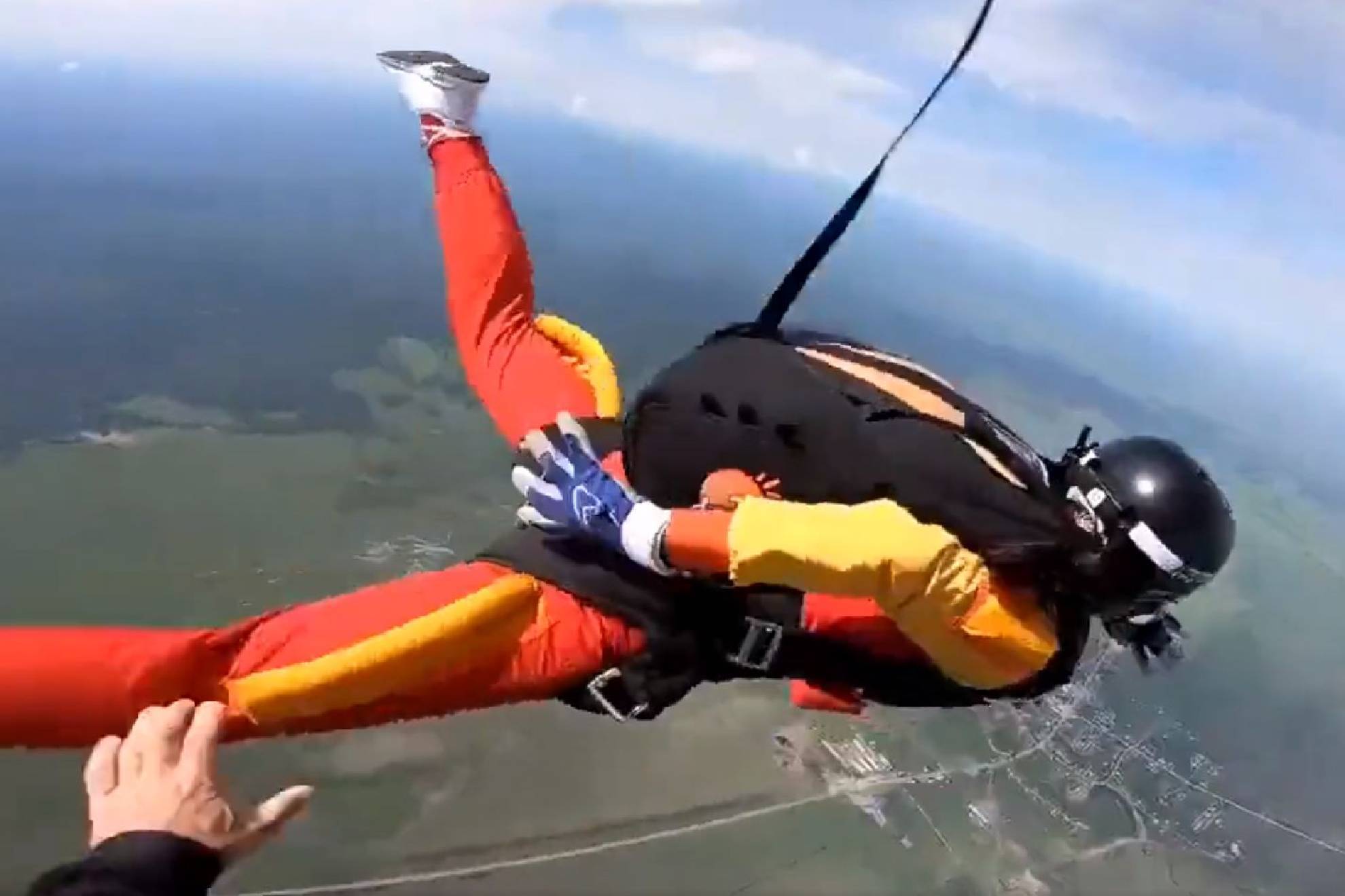 Mujer vive terror al no lograr abrir paracaídas: Así la salva su ...