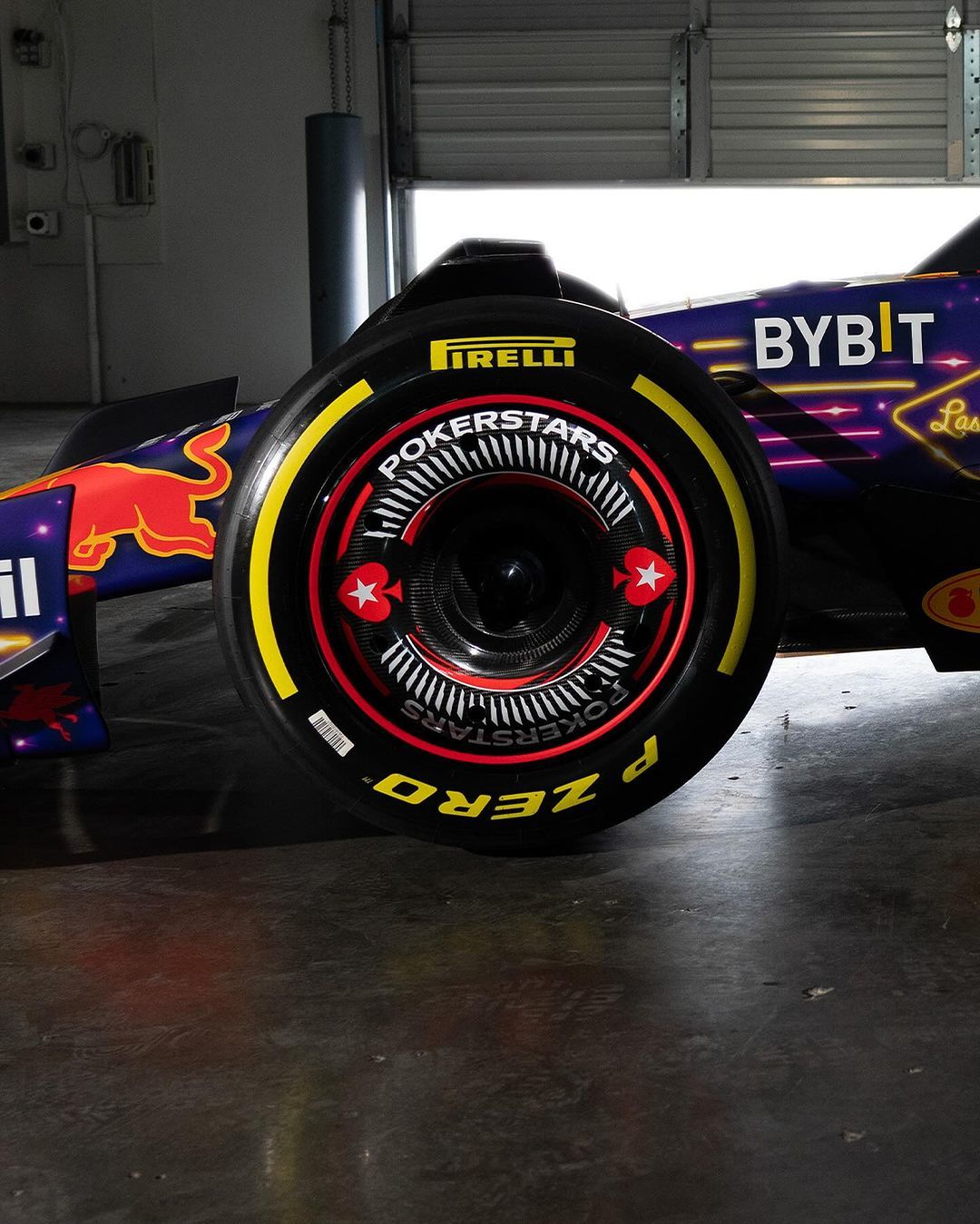 El RB19 de Checo Pérez luce en techo de antro: Red Bull presenta el ...