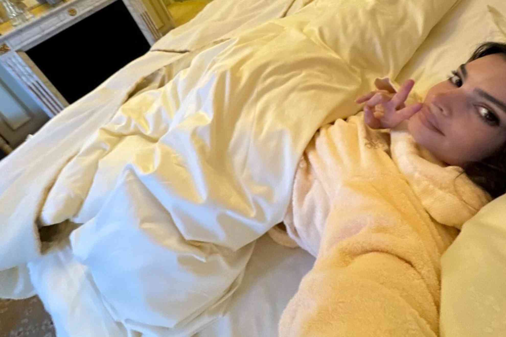 Emily ratajkowski nos da un cariño francés muy... | MARCA.com