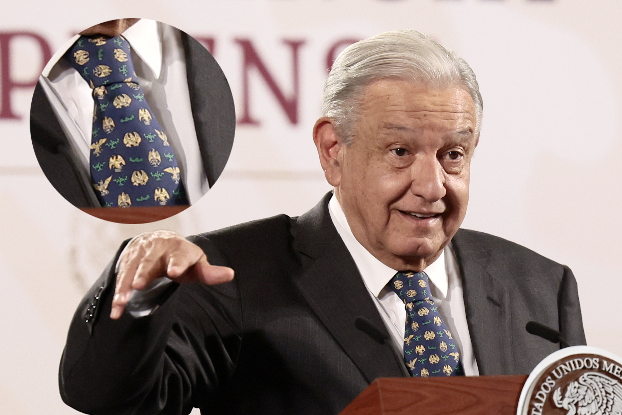 AMLO luce corbata de Águilas y es vitoreado por comunicadores ...