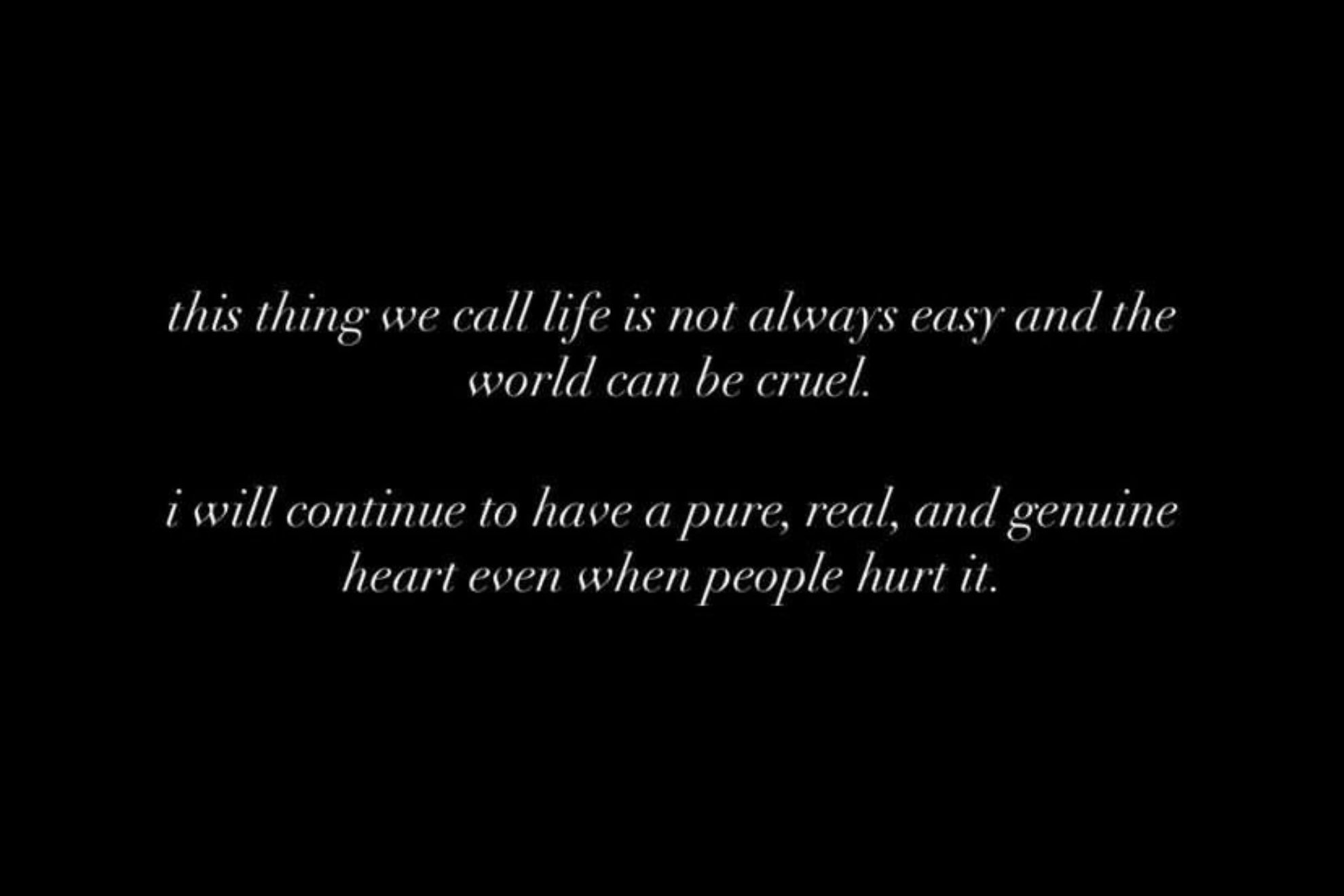 ¿Termina el amor de Peso Pluma y Hannah Howell? El enigmático mensaje ...