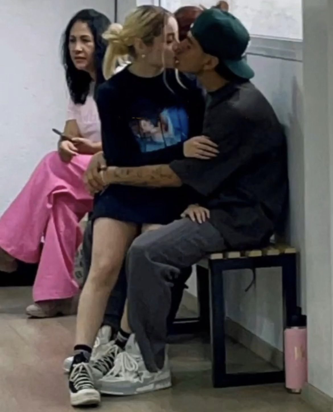 Captan beso candente de Karol Sevilla con futbolista del América | MARCA México