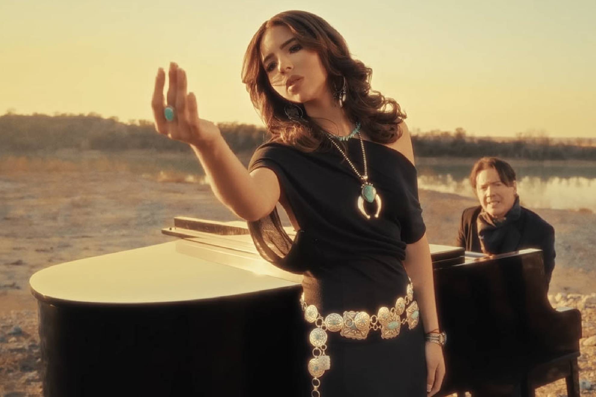 Ángela Aguilar presenta "Bala perdida", fusión de huapango y rock; con ...