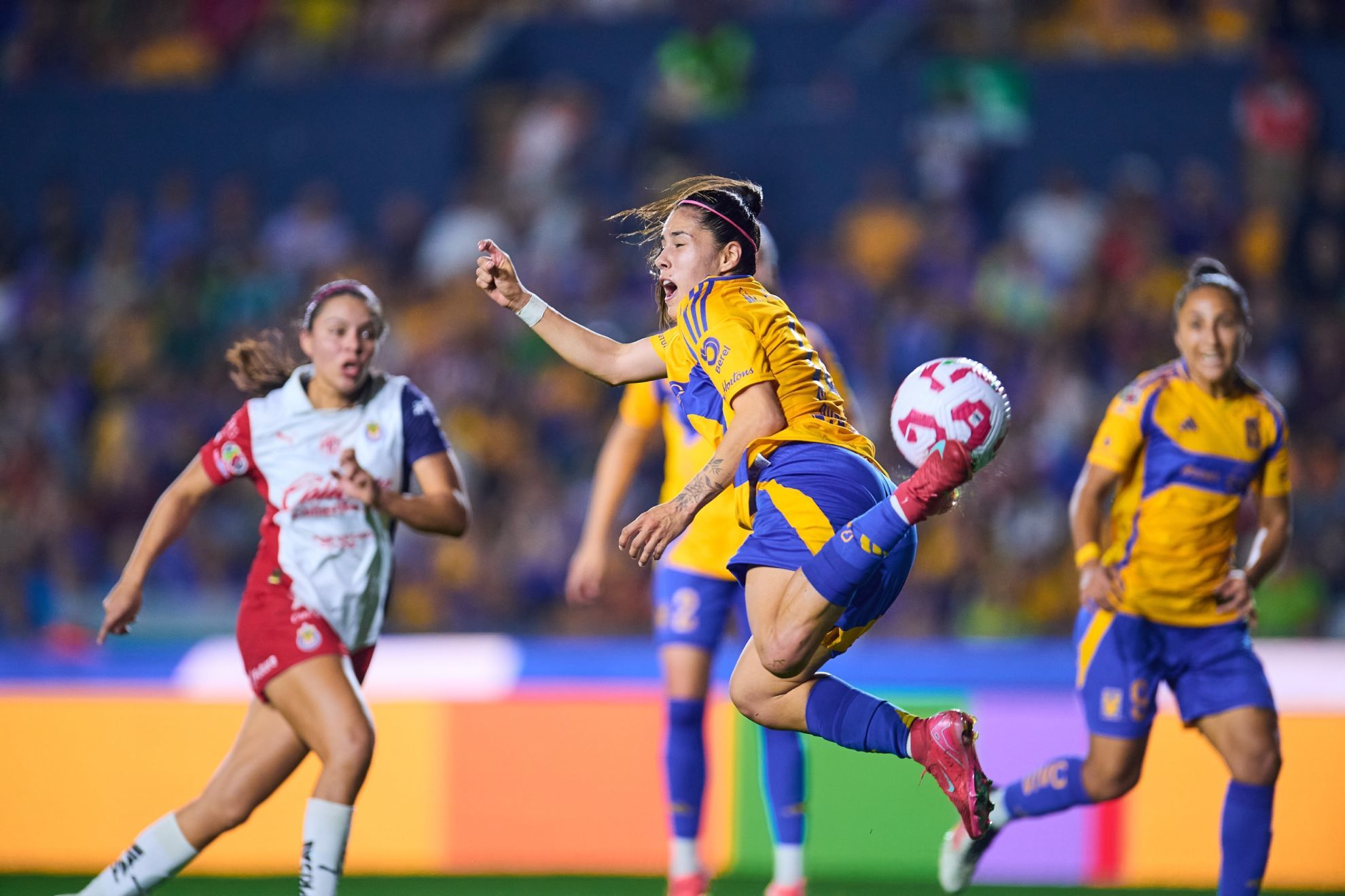 Resumen y goles Tigres vs Chivas Femenil: Un golazo nivel ...