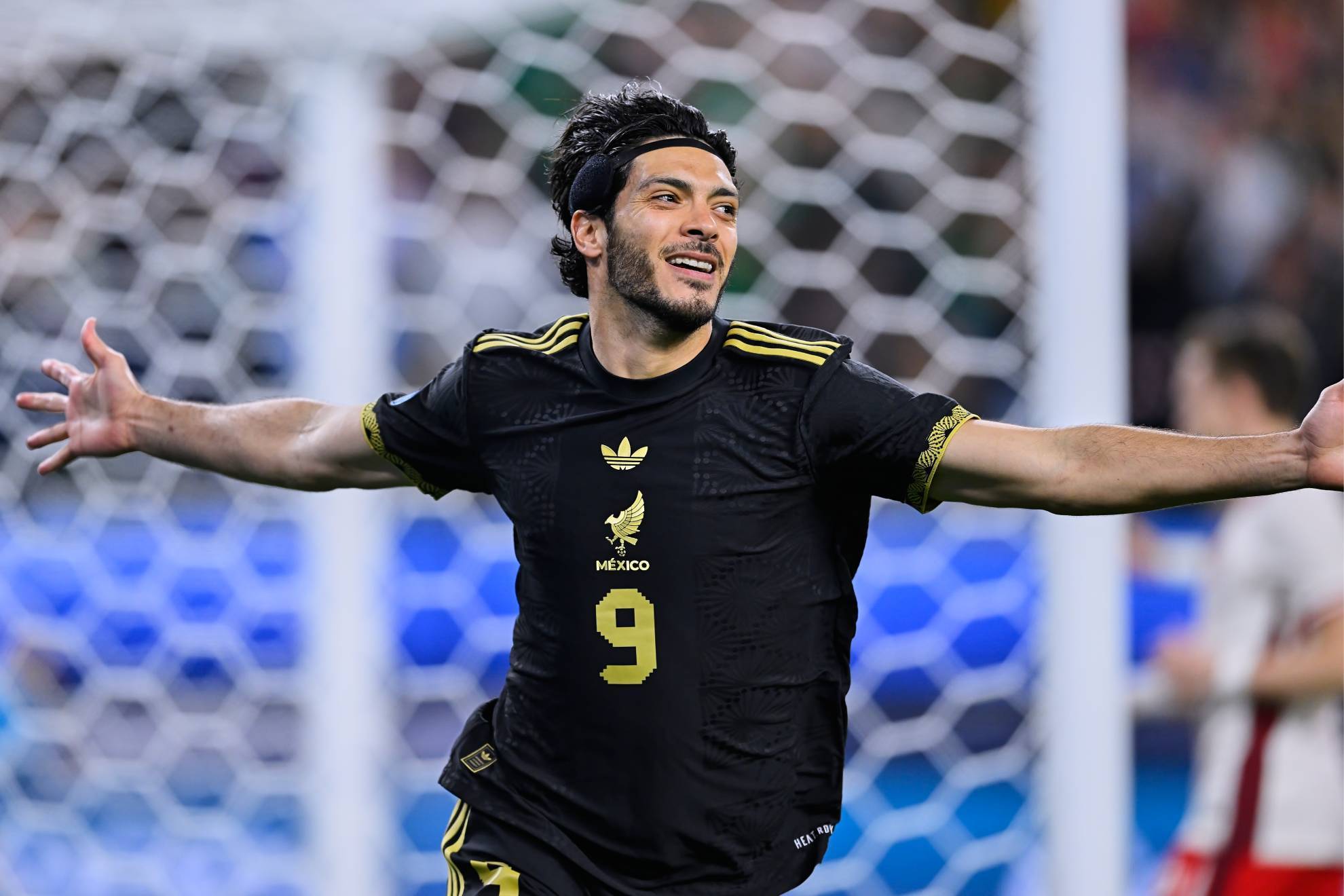 Raúl Jiménez abre el marcador y la estrategia de Javier Aguirre con ...