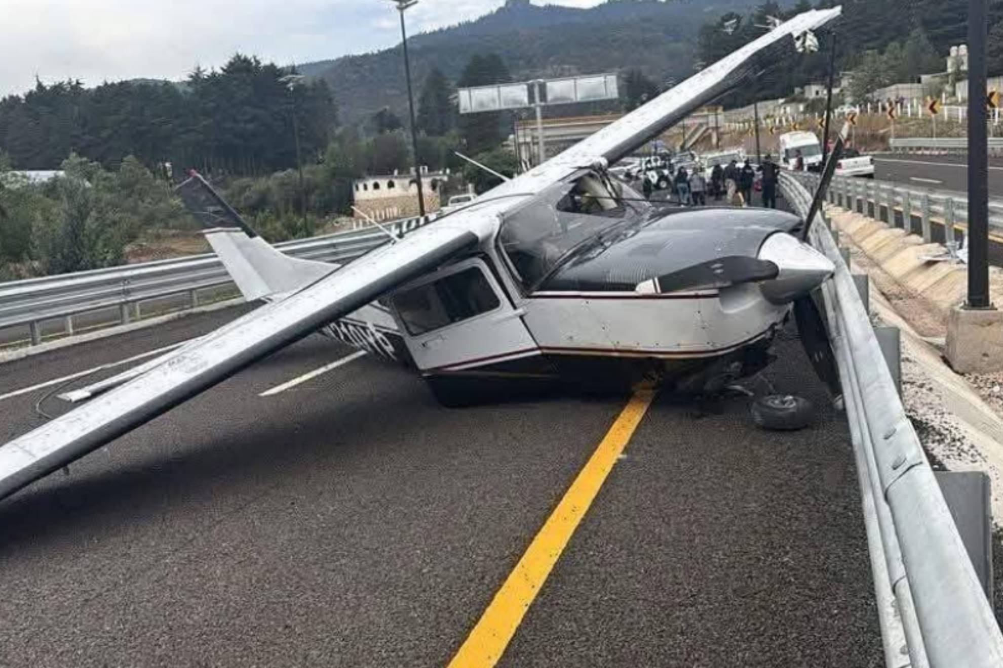 Avioneta aterriza de emergencia en plena carretera de Huasca | MARCA México