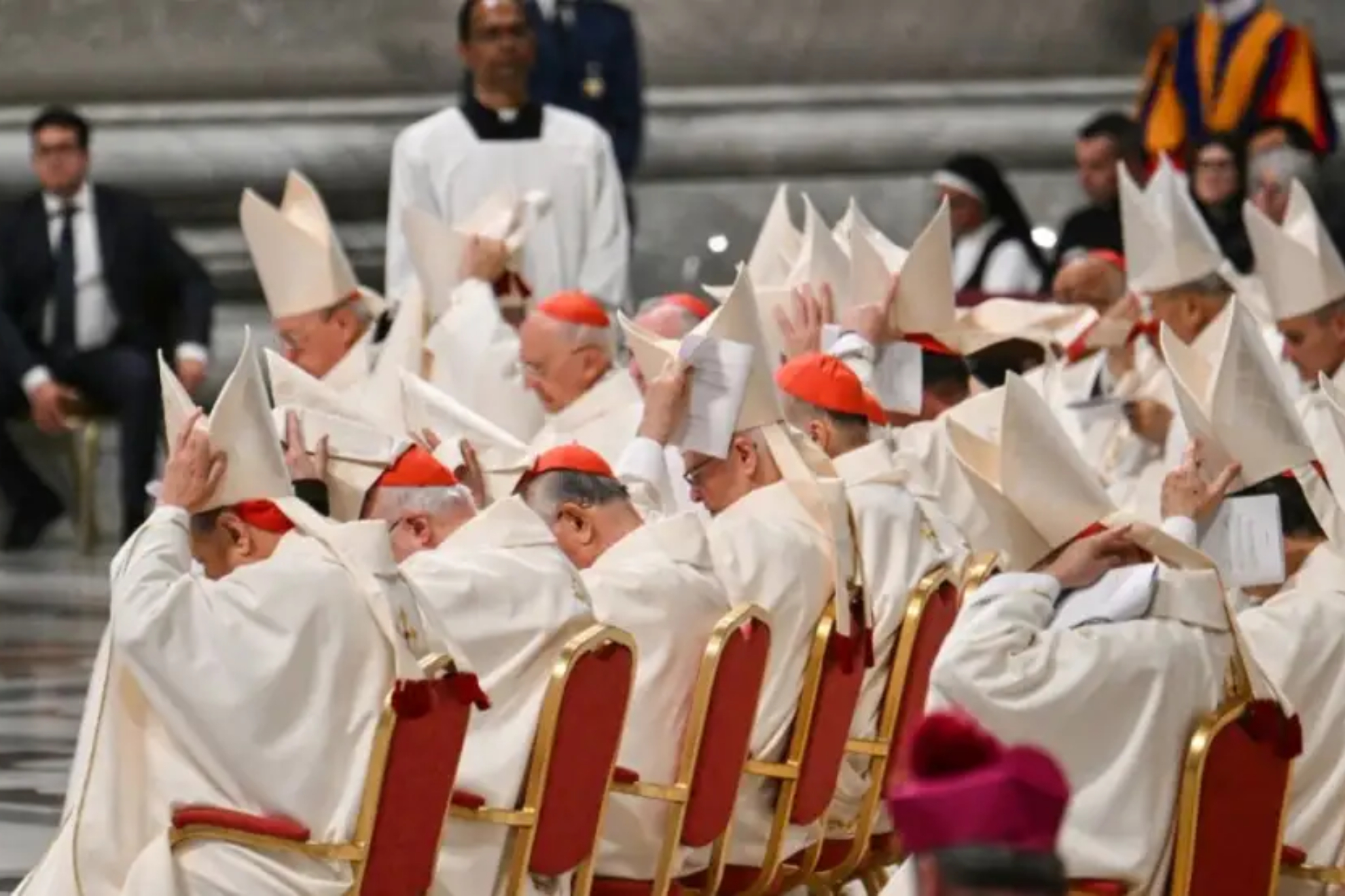 Cónclave 2025: ¡Por segunda vez, humo negro en el Vaticano! La elección del nuevo Papa sigue sin ...